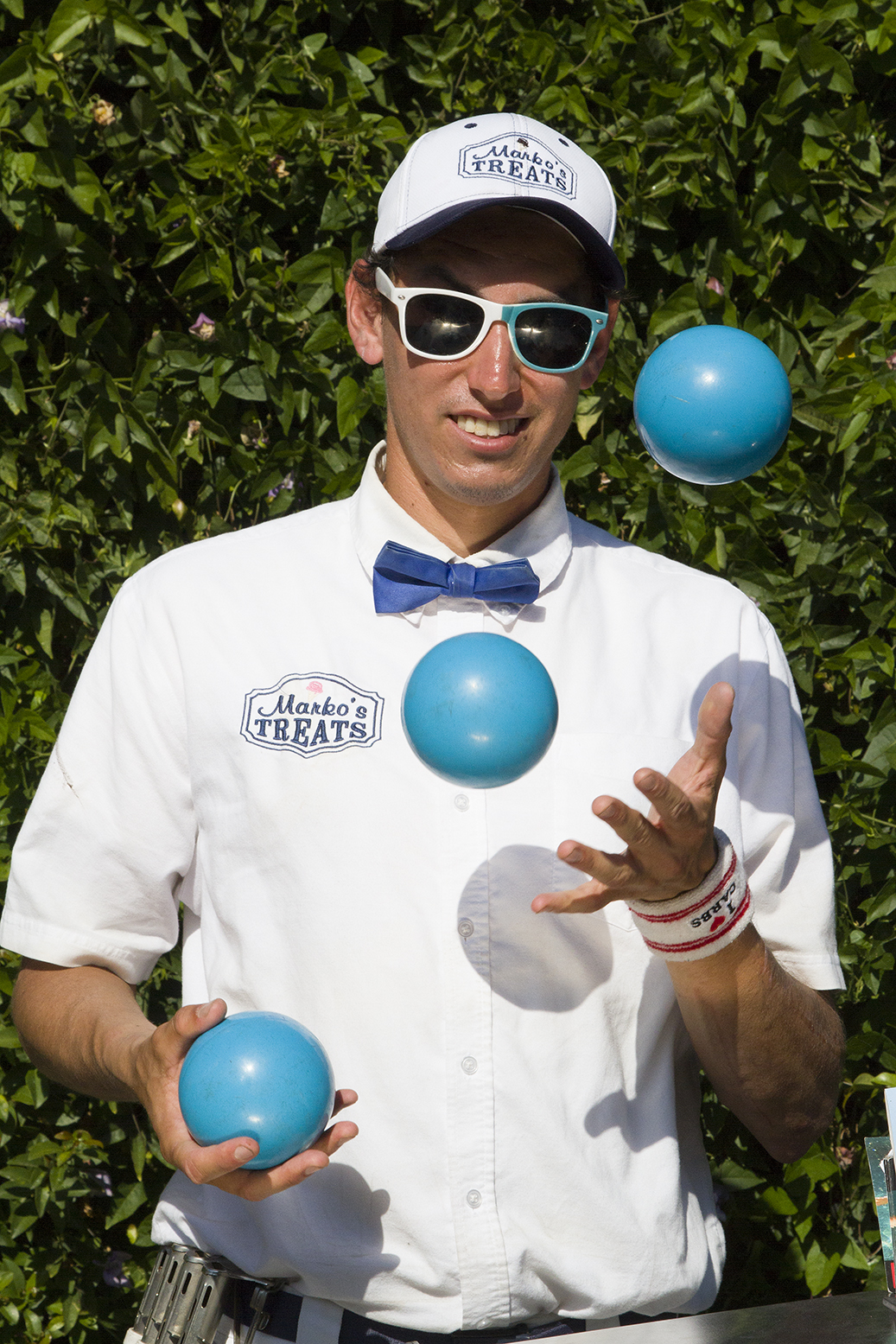 JUGGLING ICE CREAM VENDOR | Shutterbug